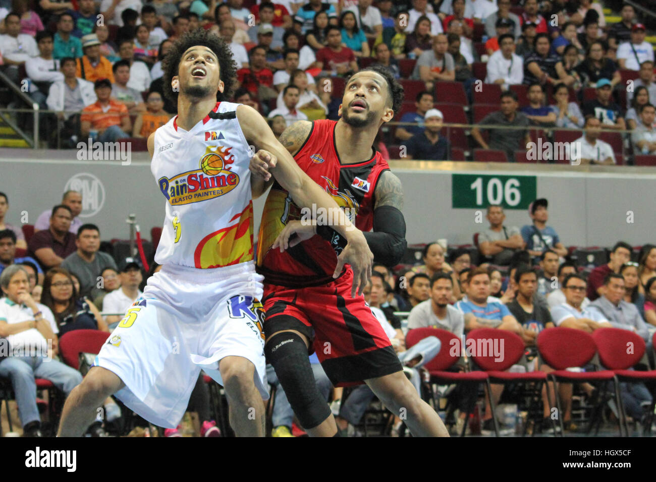 Rain or Shine's Gabe Norwood battles for a rebound with Chris Ross of ...
