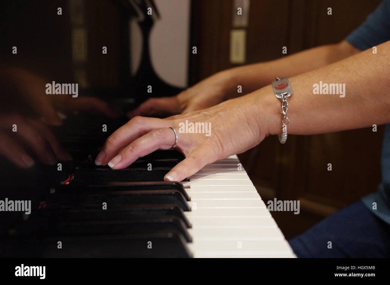 White grand piano hi-res stock photography and images - Alamy