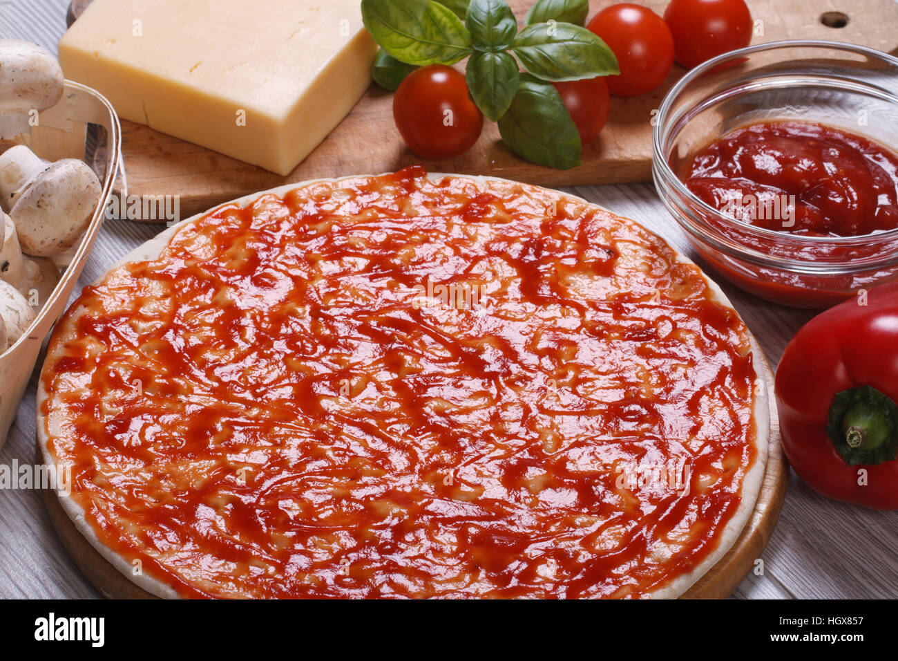 Pizza base tomato sauce hi-res stock photography and images - Alamy