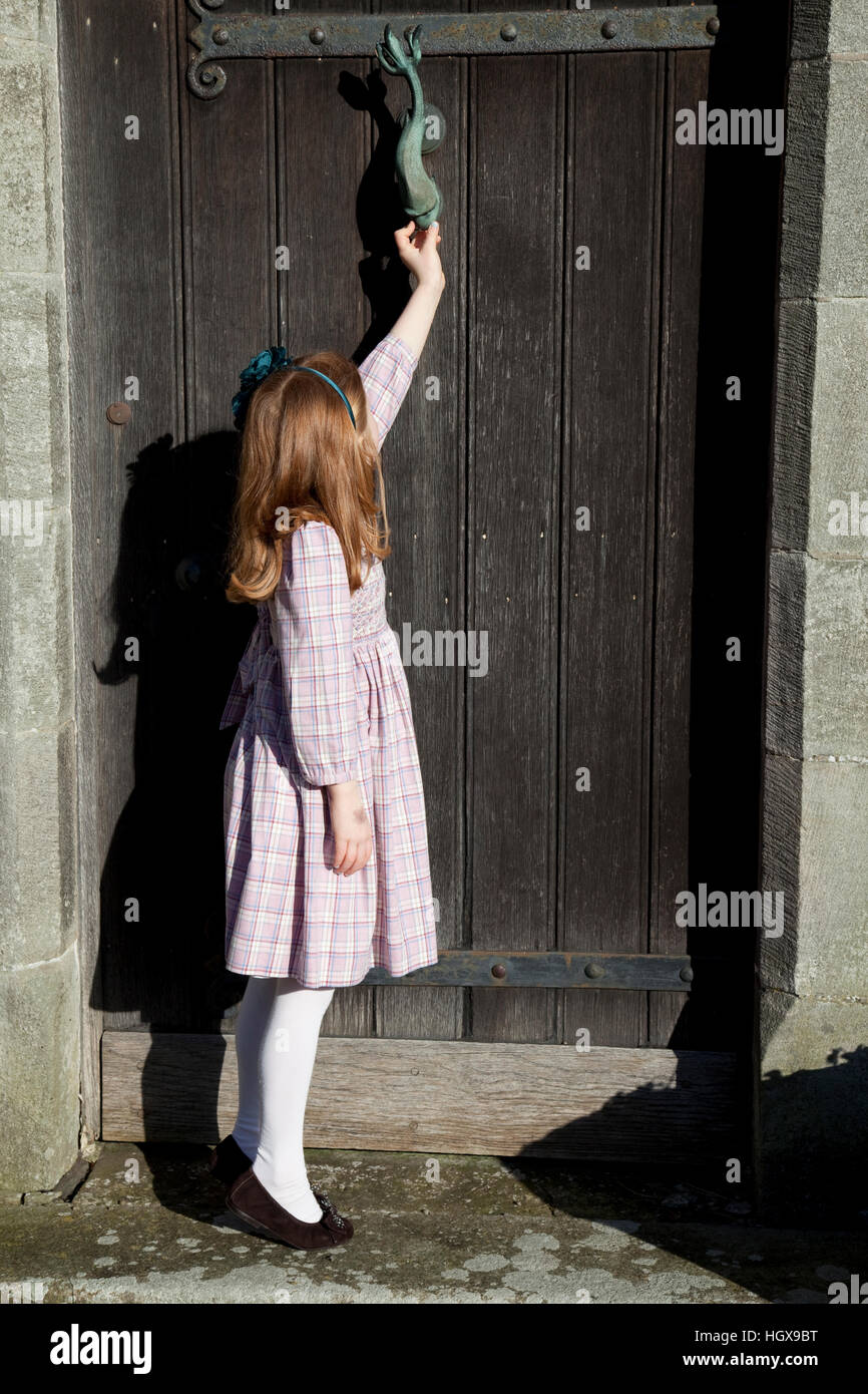 Child knocking on door hi-res stock photography and images - Alamy