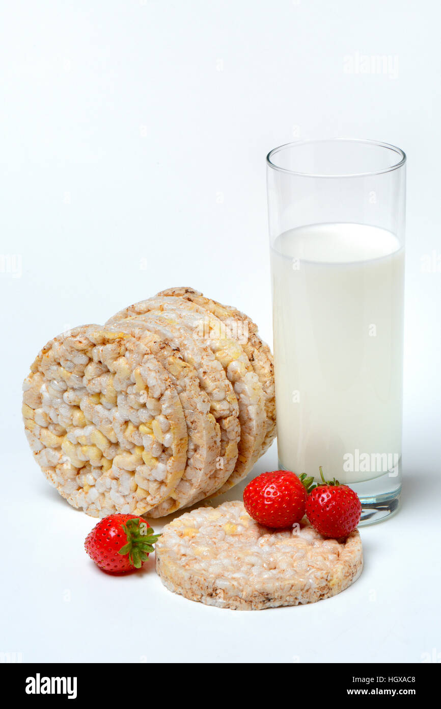 Mais-Reis-Waffeln mit Glas Milch und Erdbeeren Stock Photo - Alamy