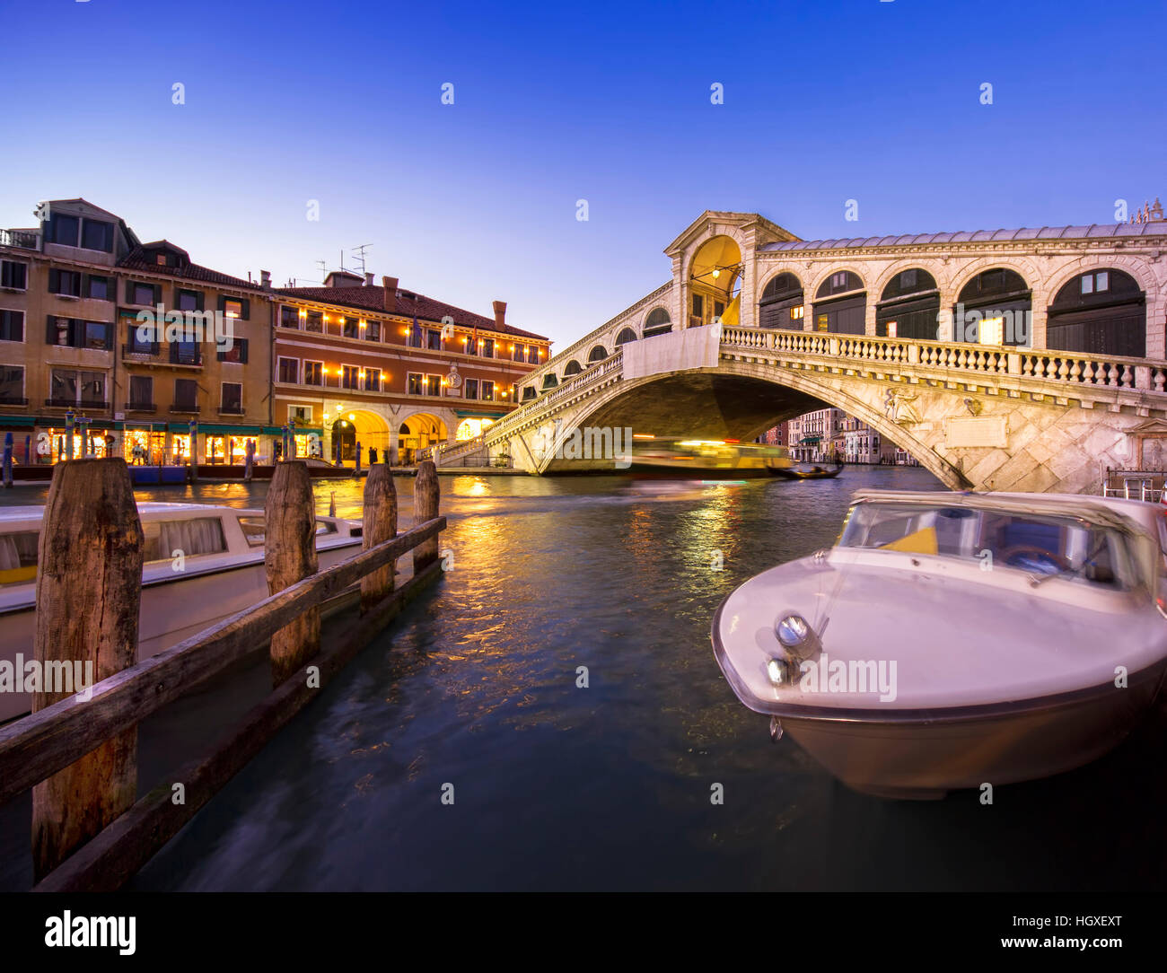 Venice at night, Italy view of Rialto bridge Stock Photo - Alamy
