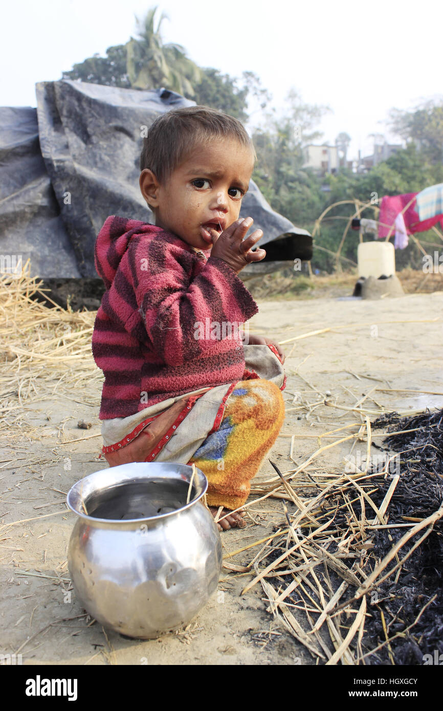 Homeless kids. Poor little vagabond children in India Stock Photo - Alamy