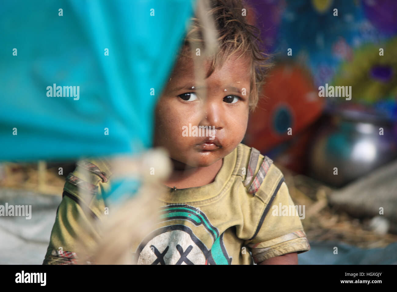 Homeless kids. Poor little vagabond children in India Stock Photo - Alamy