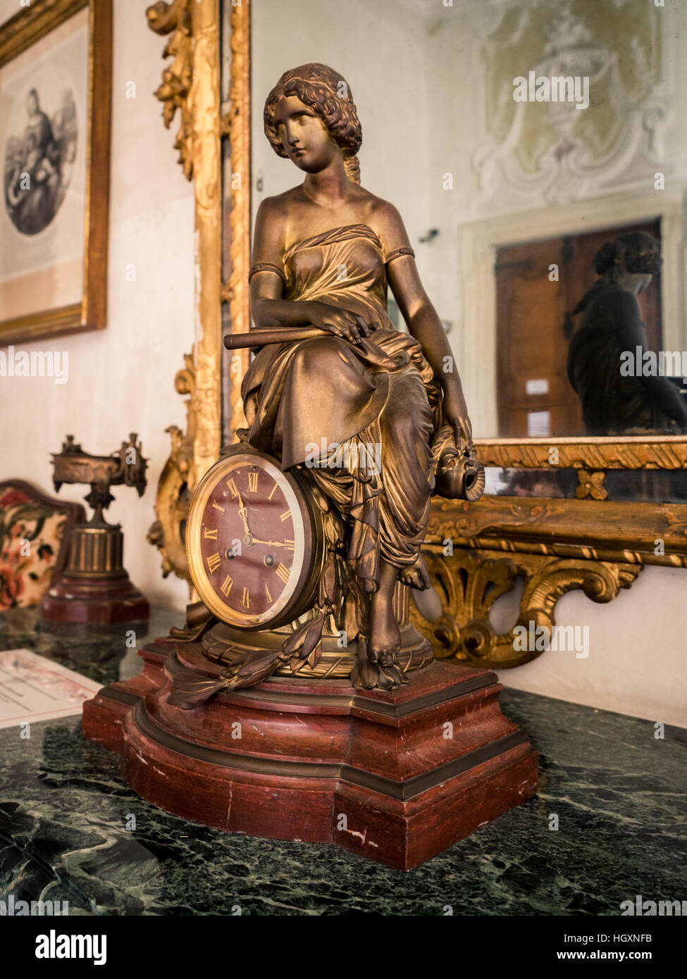 Golden female statue hi-res stock photography and images - Alamy