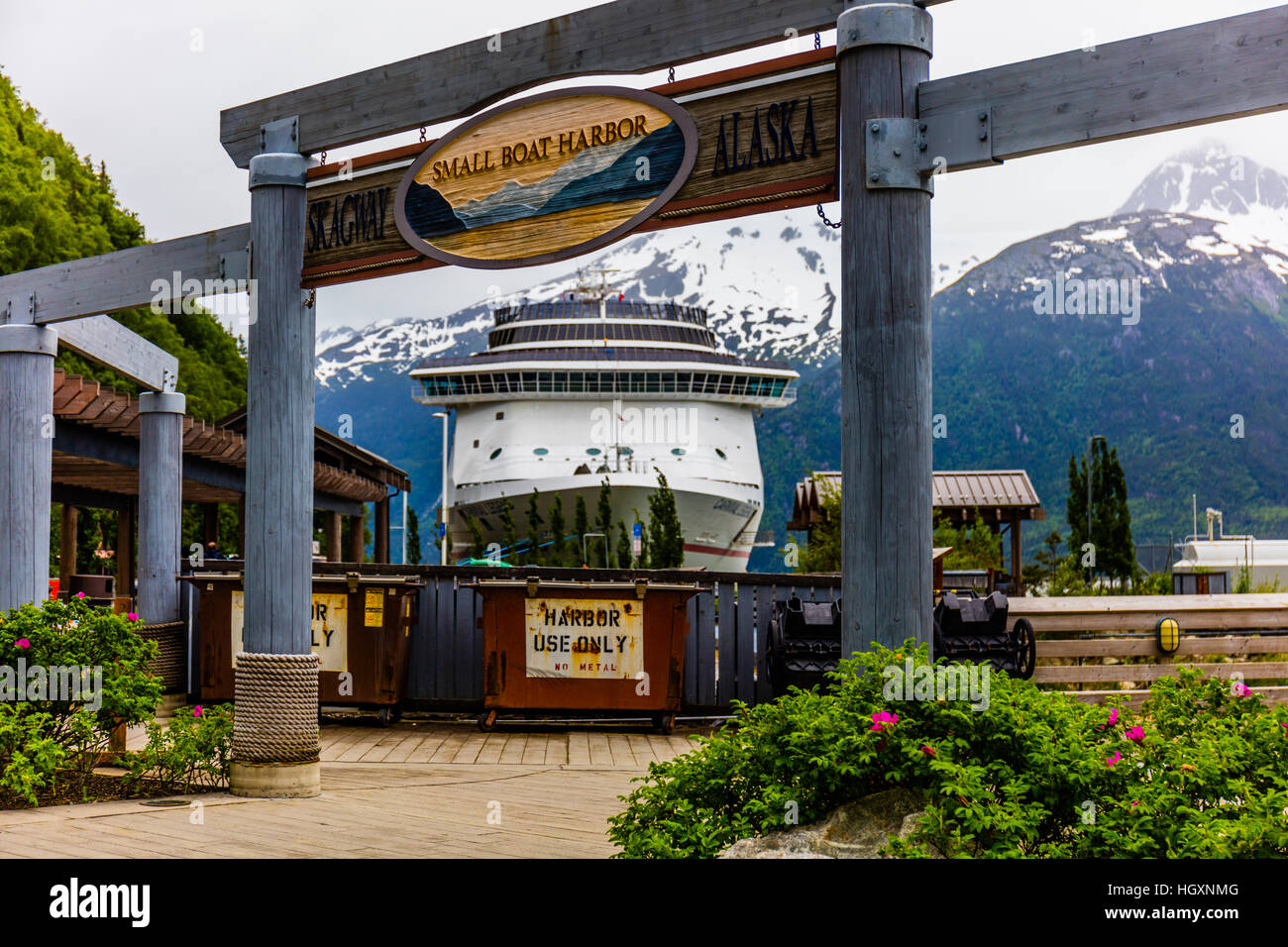 Harbor boat mountains hi-res stock photography and images - Alamy