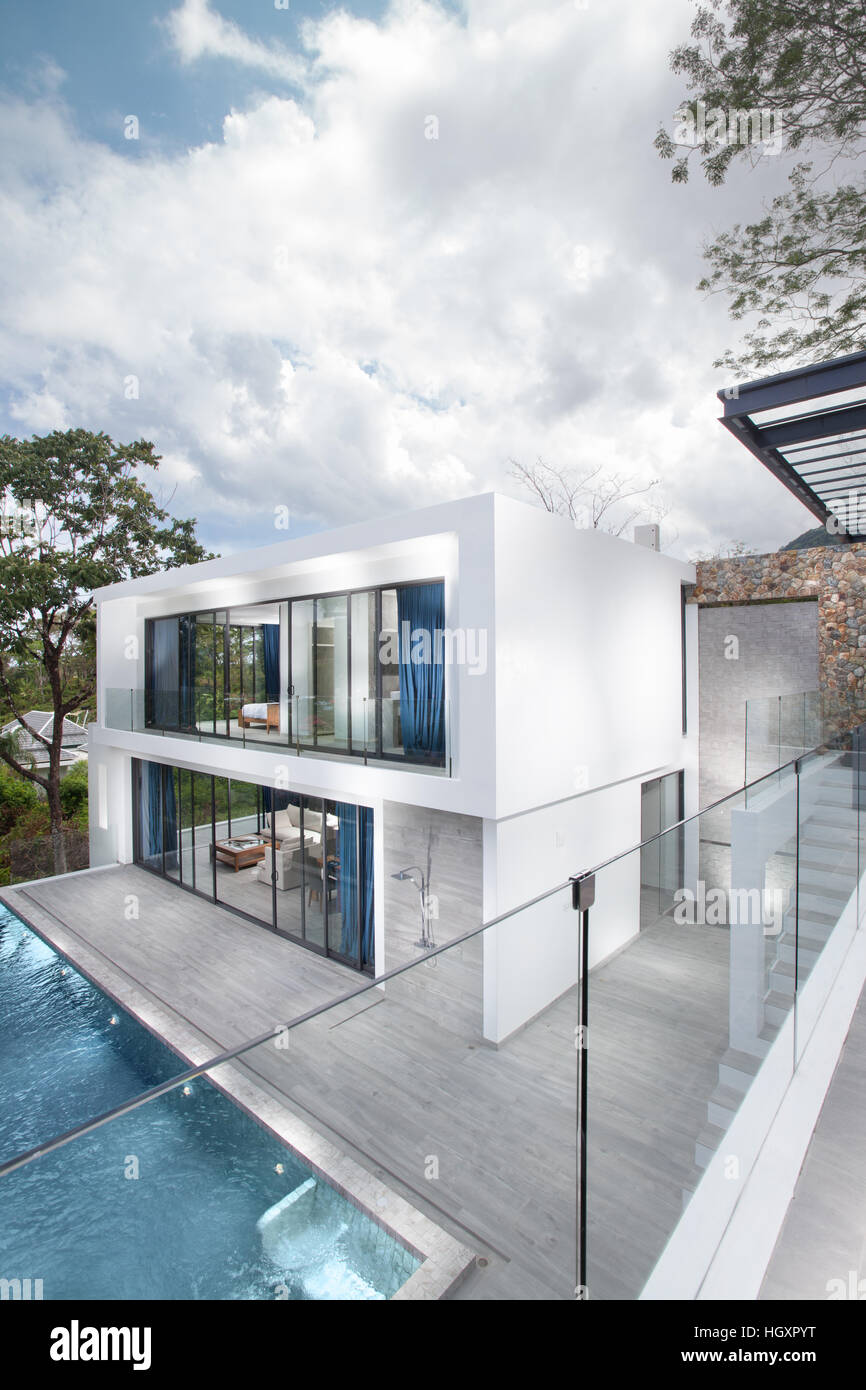Modern villa exterior hi-res stock photography and images - Alamy