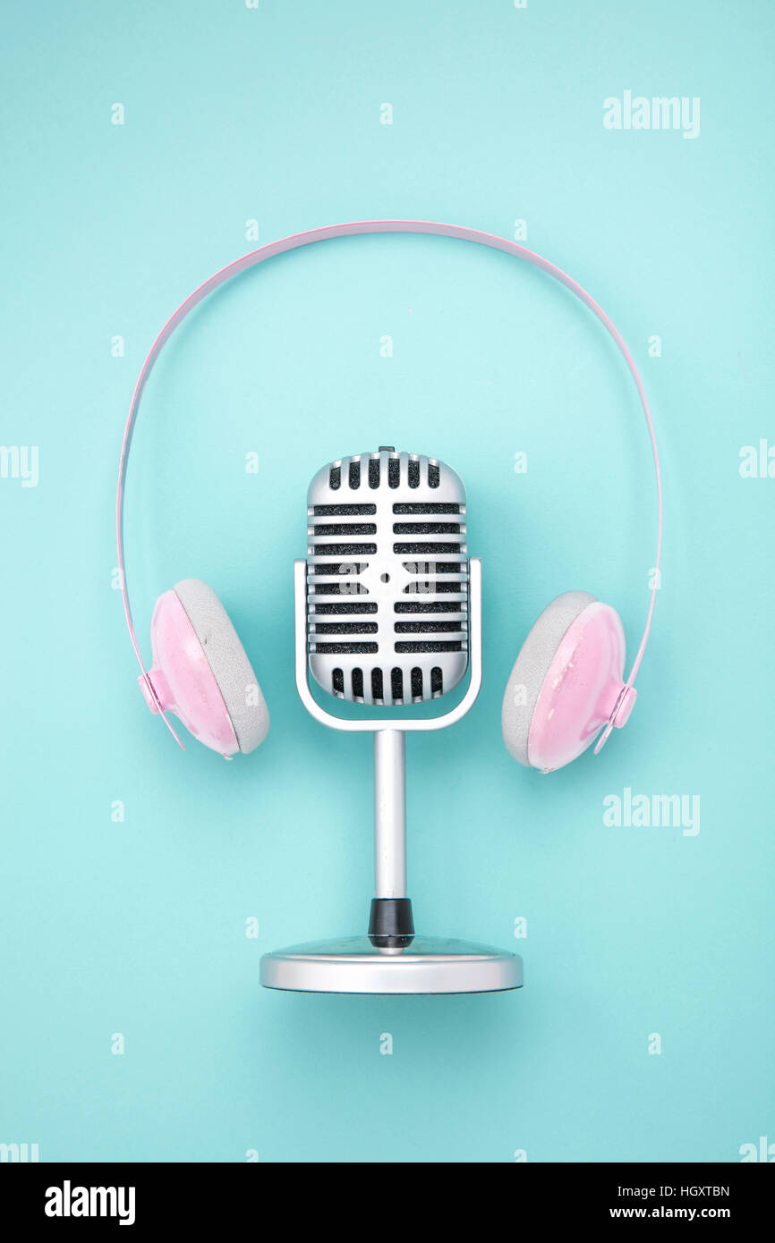 Pink microphone hi-res stock photography and images - Alamy
