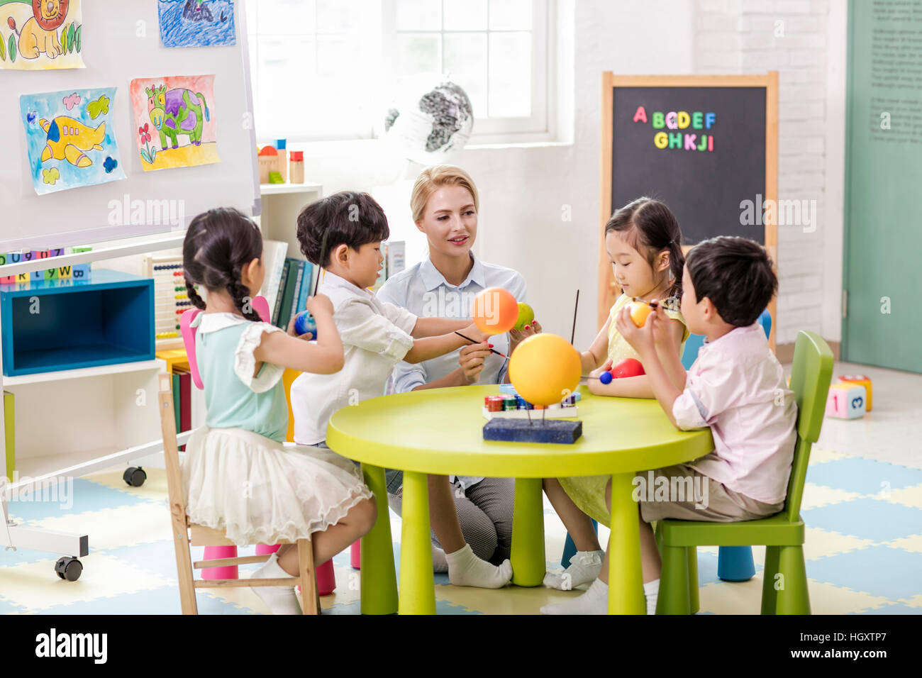 Kindergarten class group picture hi-res stock photography and images ...