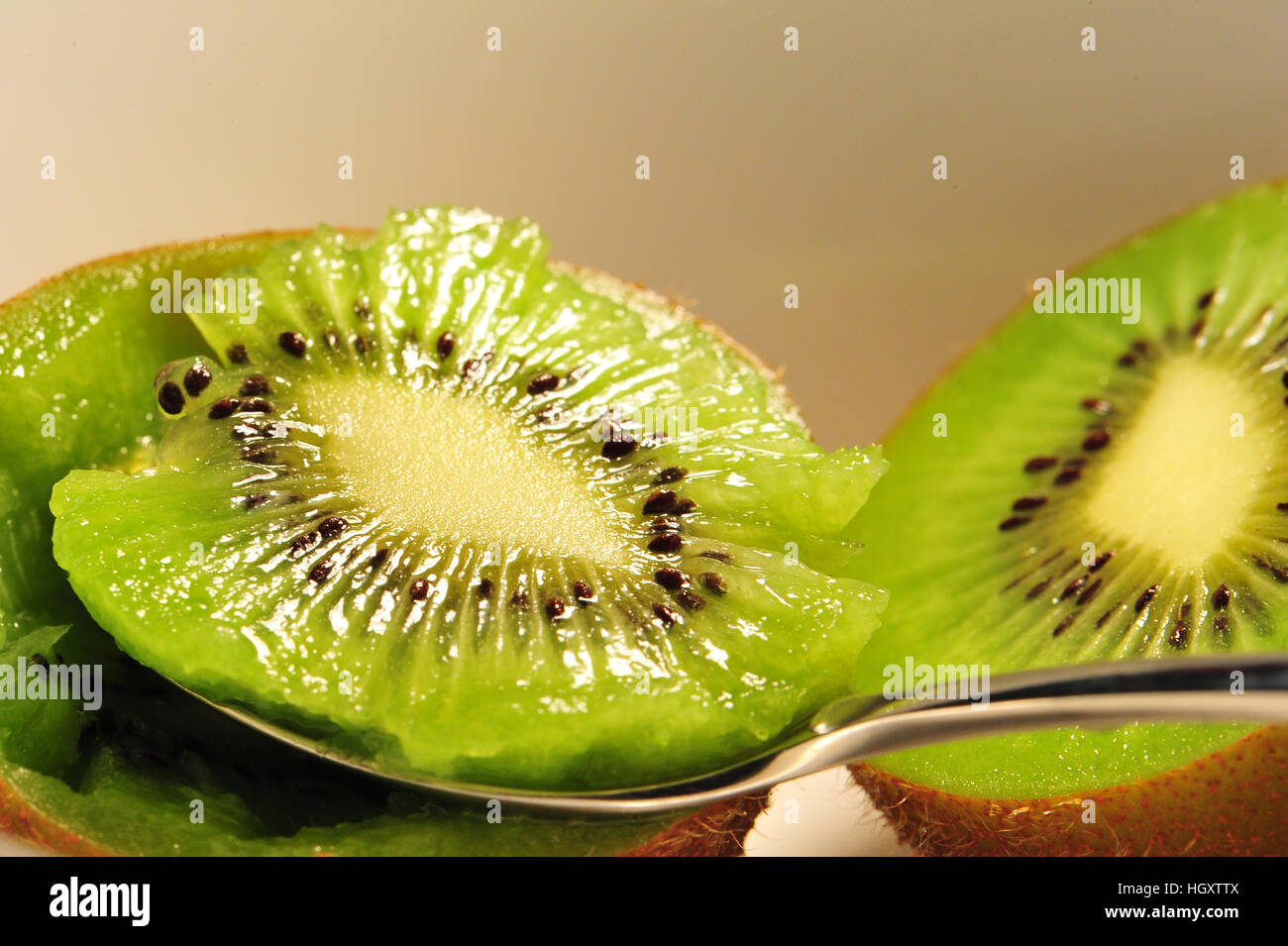 Fresh and ripe slices of kiwi fruit Stock Photo - Alamy