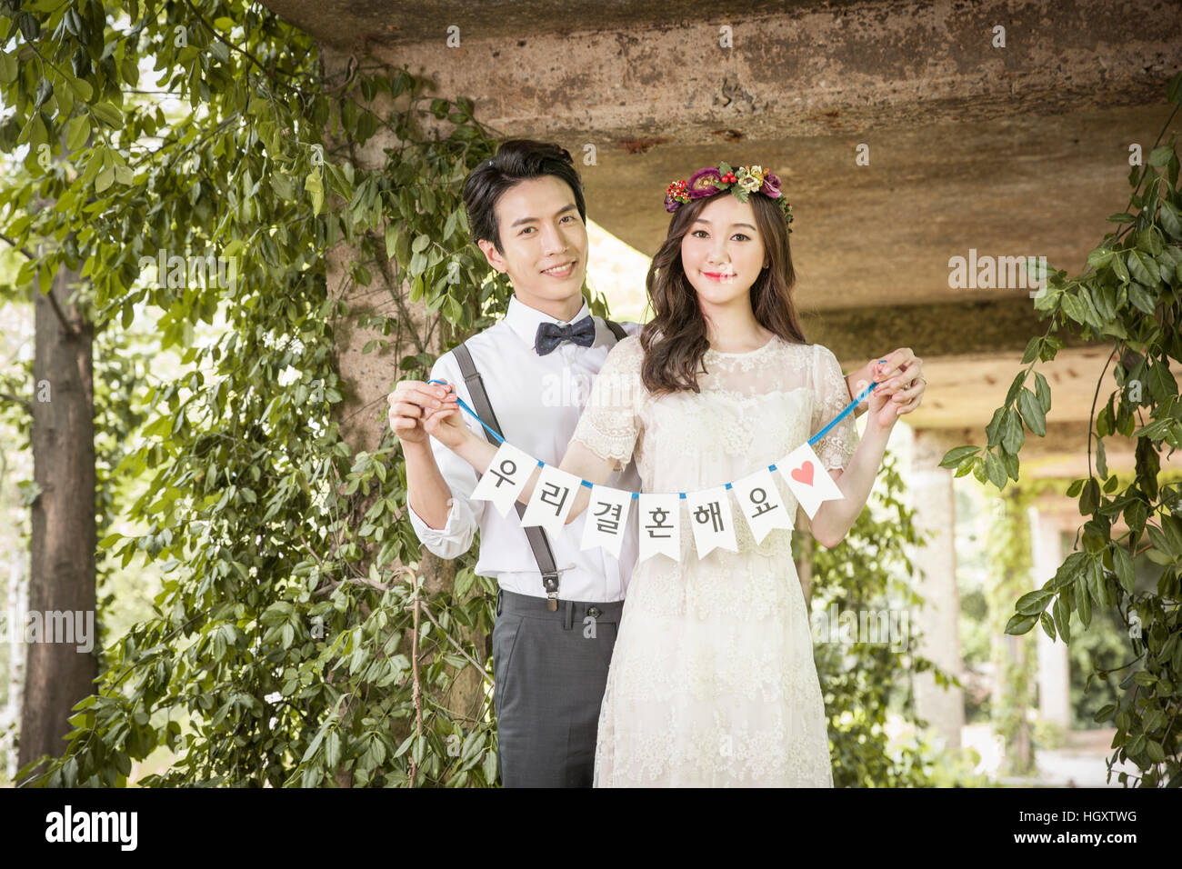 Smiling wedding couple Stock Photo - Alamy