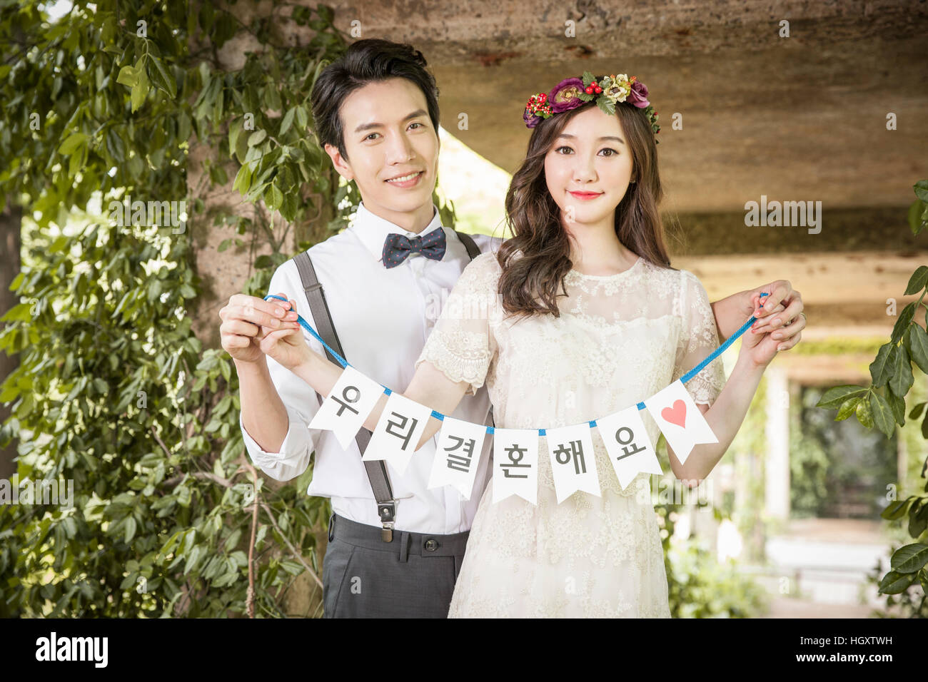 Smiling wedding couple Stock Photo - Alamy