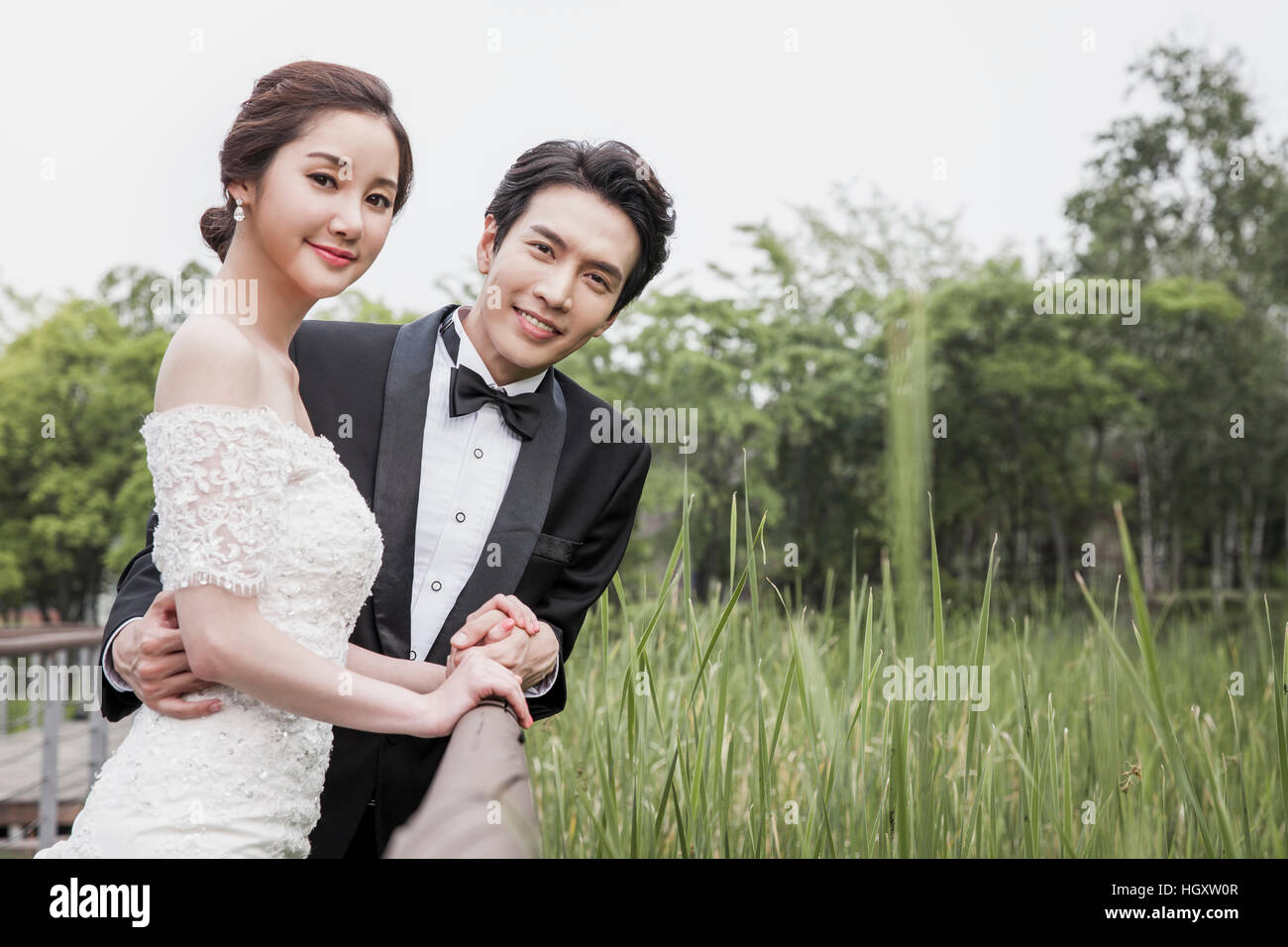 Smiling wedding couple Stock Photo - Alamy