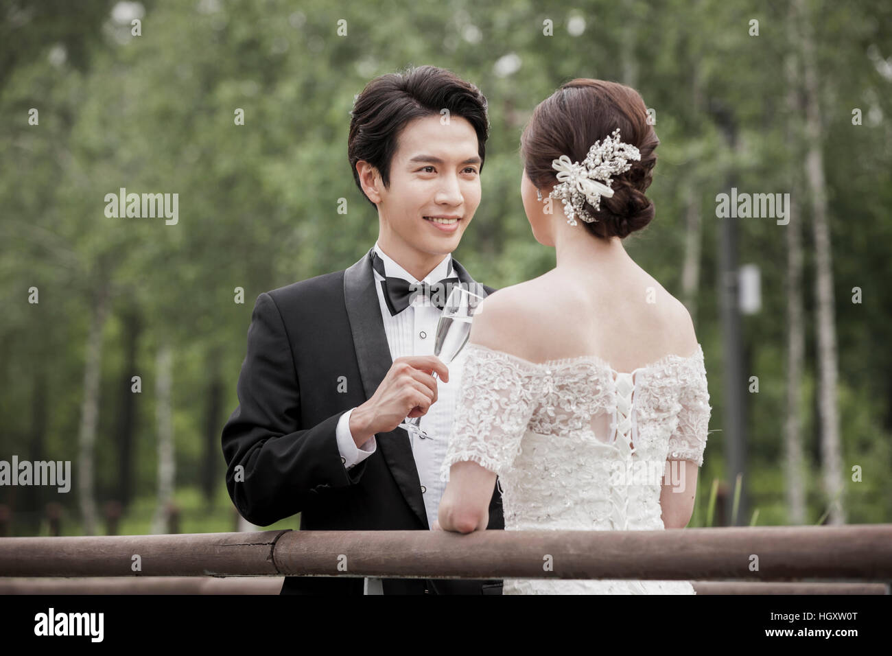Smiling wedding couple Stock Photo - Alamy