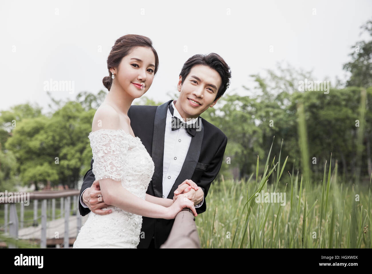 Smiling wedding couple Stock Photo - Alamy
