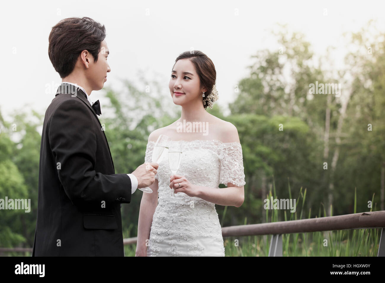 Smiling wedding couple Stock Photo - Alamy