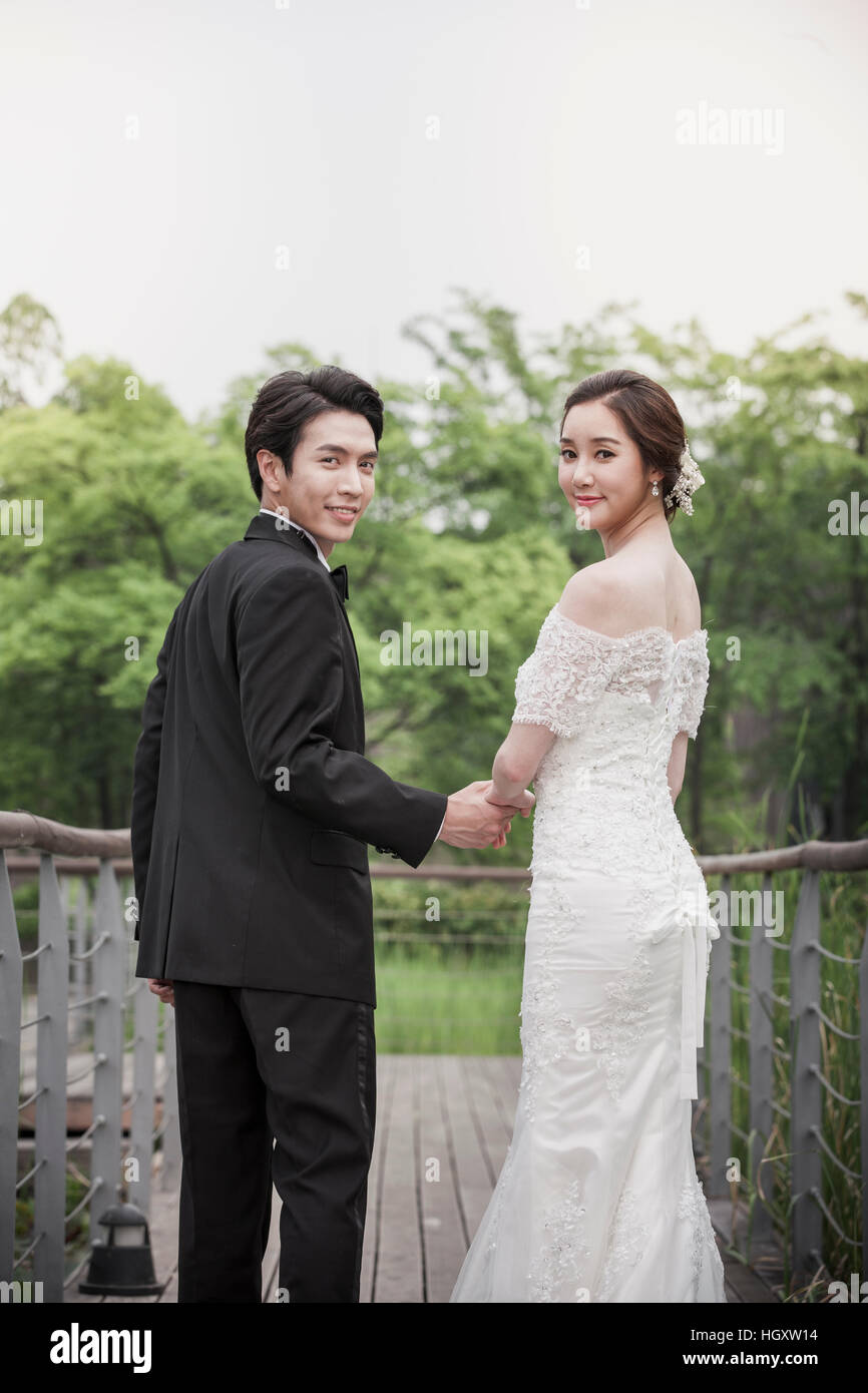 Smiling wedding couple Stock Photo - Alamy
