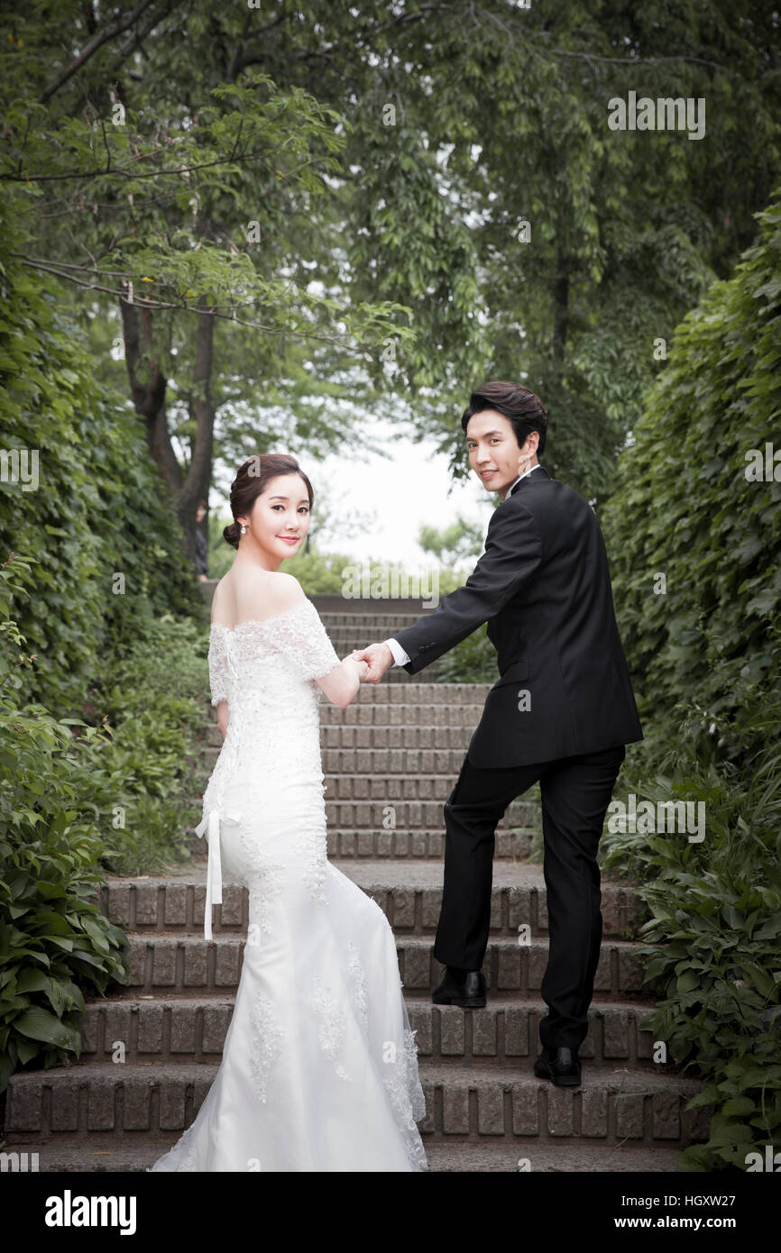 Smiling wedding couple Stock Photo - Alamy