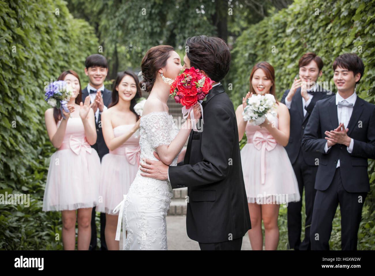 Clapping wedding hi-res stock photography and images - Alamy