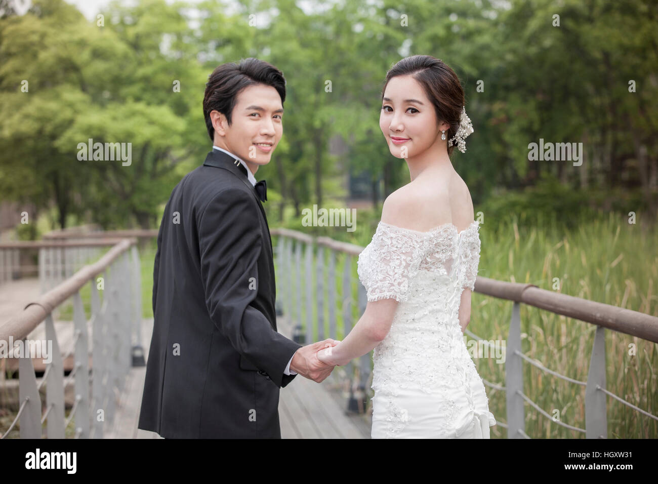 Smiling wedding couple Stock Photo - Alamy
