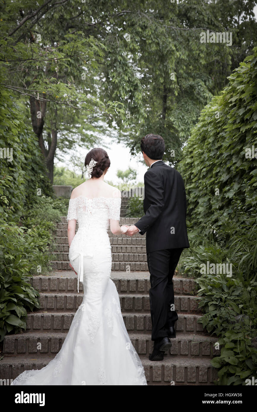 Back of romantic wedding couple Stock Photo - Alamy