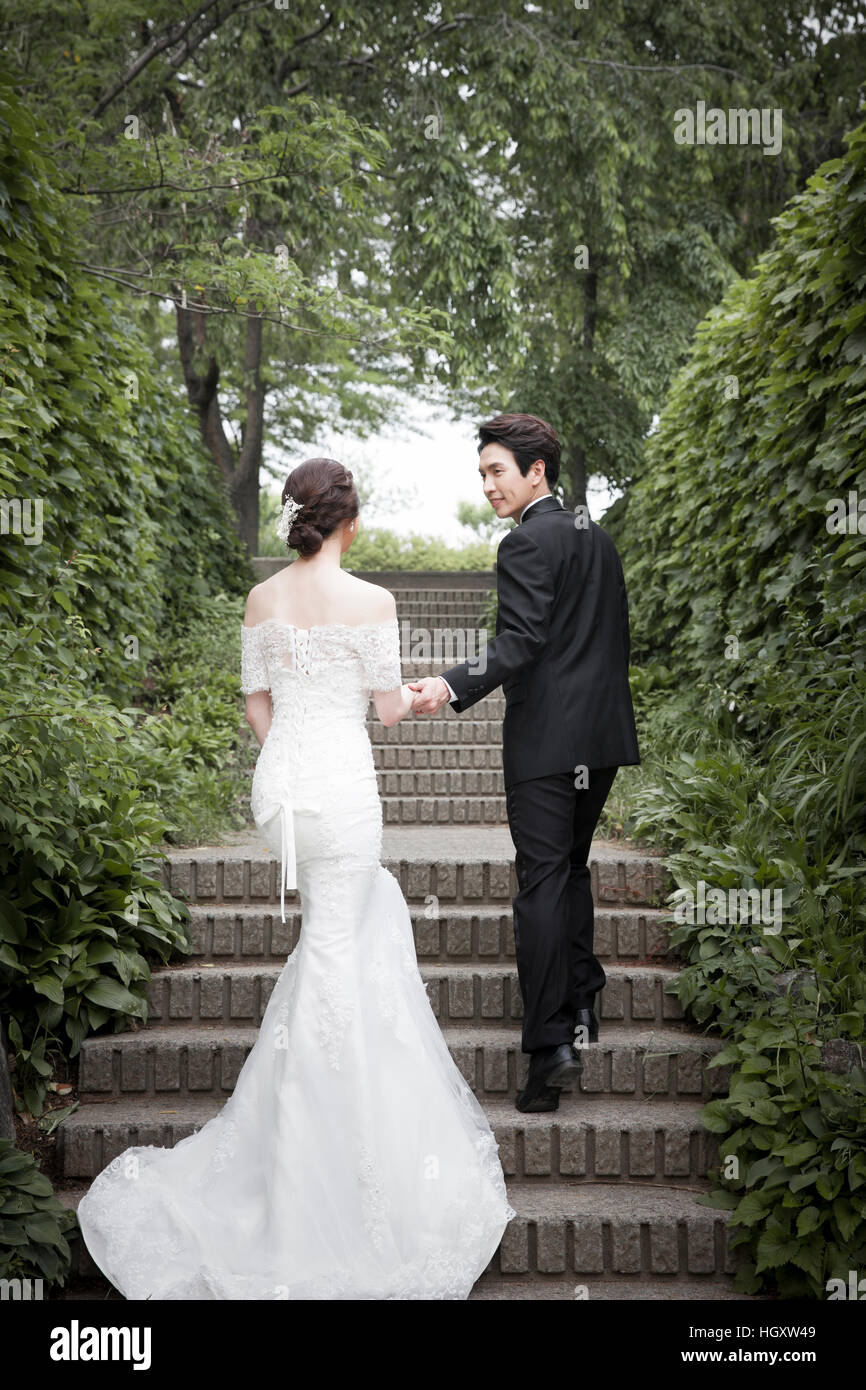 Back of romantic wedding couple Stock Photo - Alamy