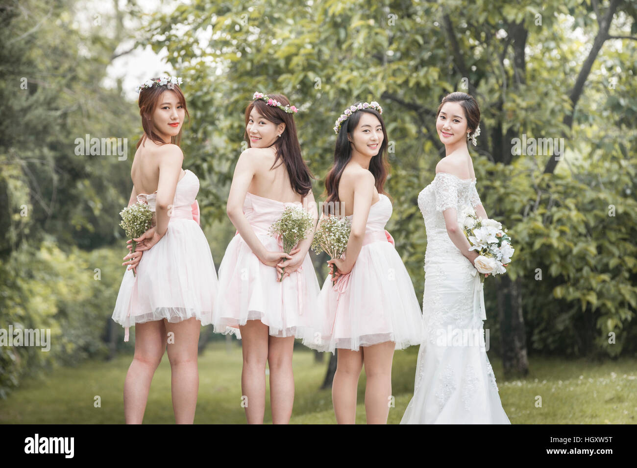Bride friends hi-res stock photography and images - Alamy