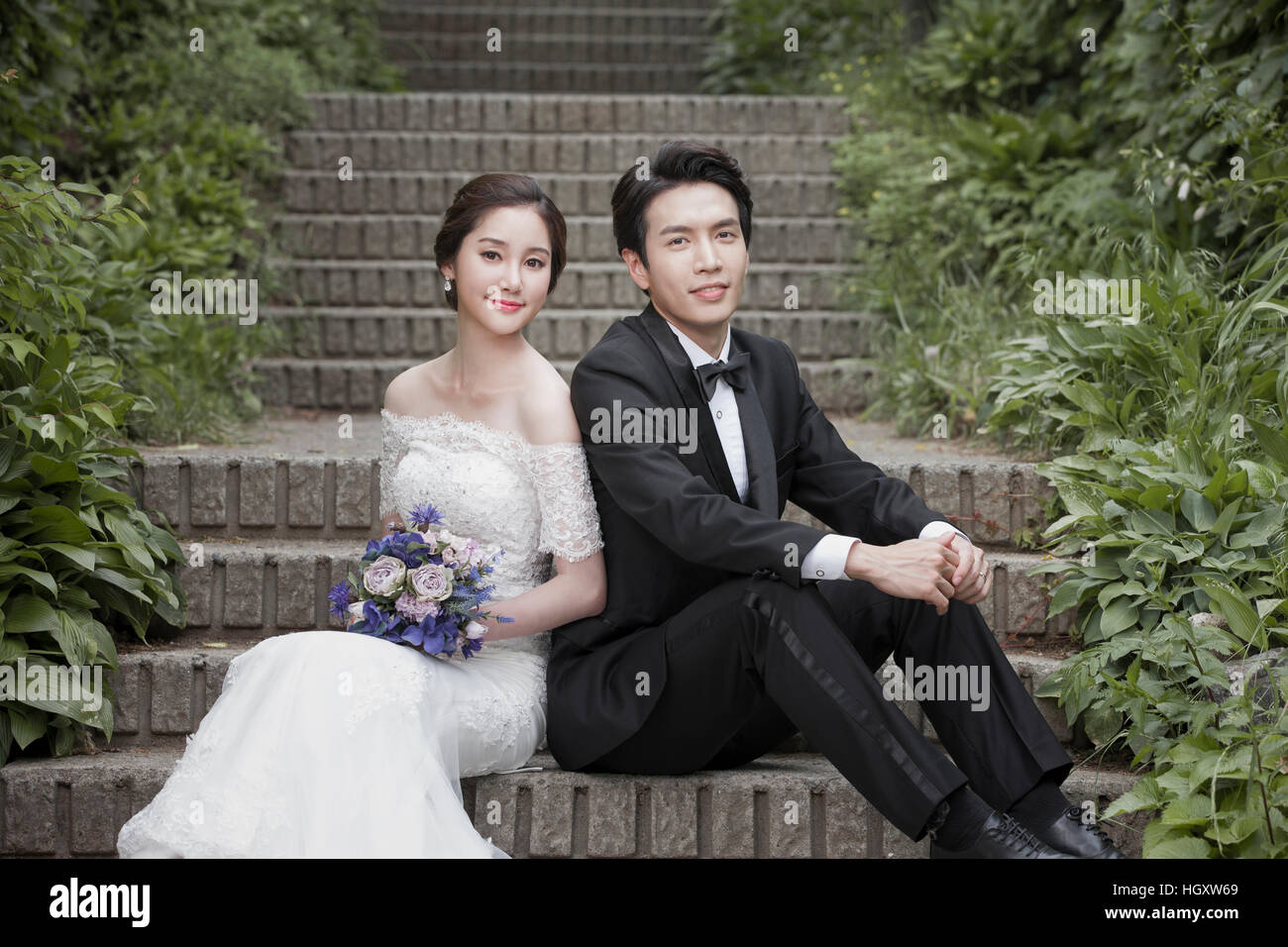 Smiling wedding couple Stock Photo - Alamy
