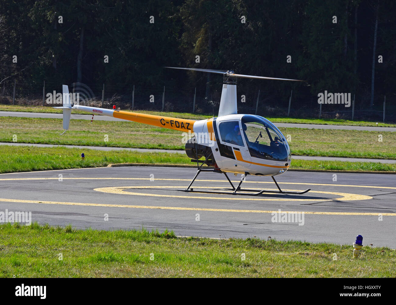 Robinson r22 helicopter hi-res stock photography and images - Alamy