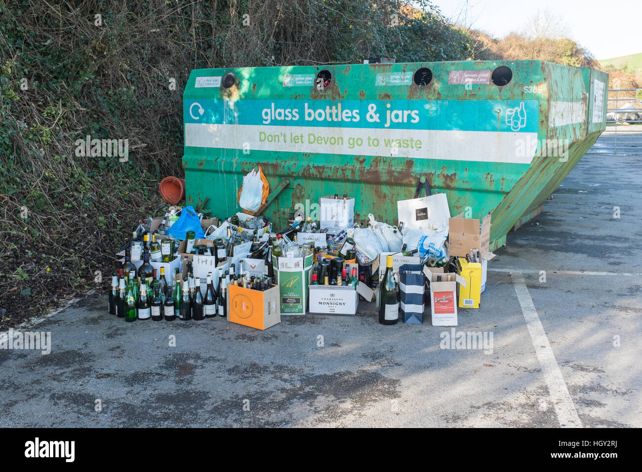 Recycling bin glass bottle hi-res stock photography and images - Alamy