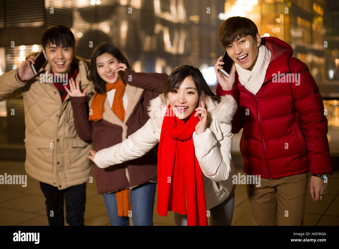 Couple on date cell phones hi-res stock photography and images - Alamy