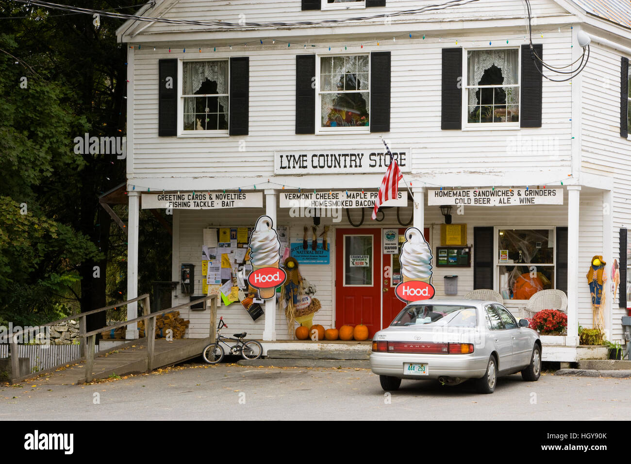 The Lyme Country Store in Lyme, New Hampshire Stock Photo - Alamy