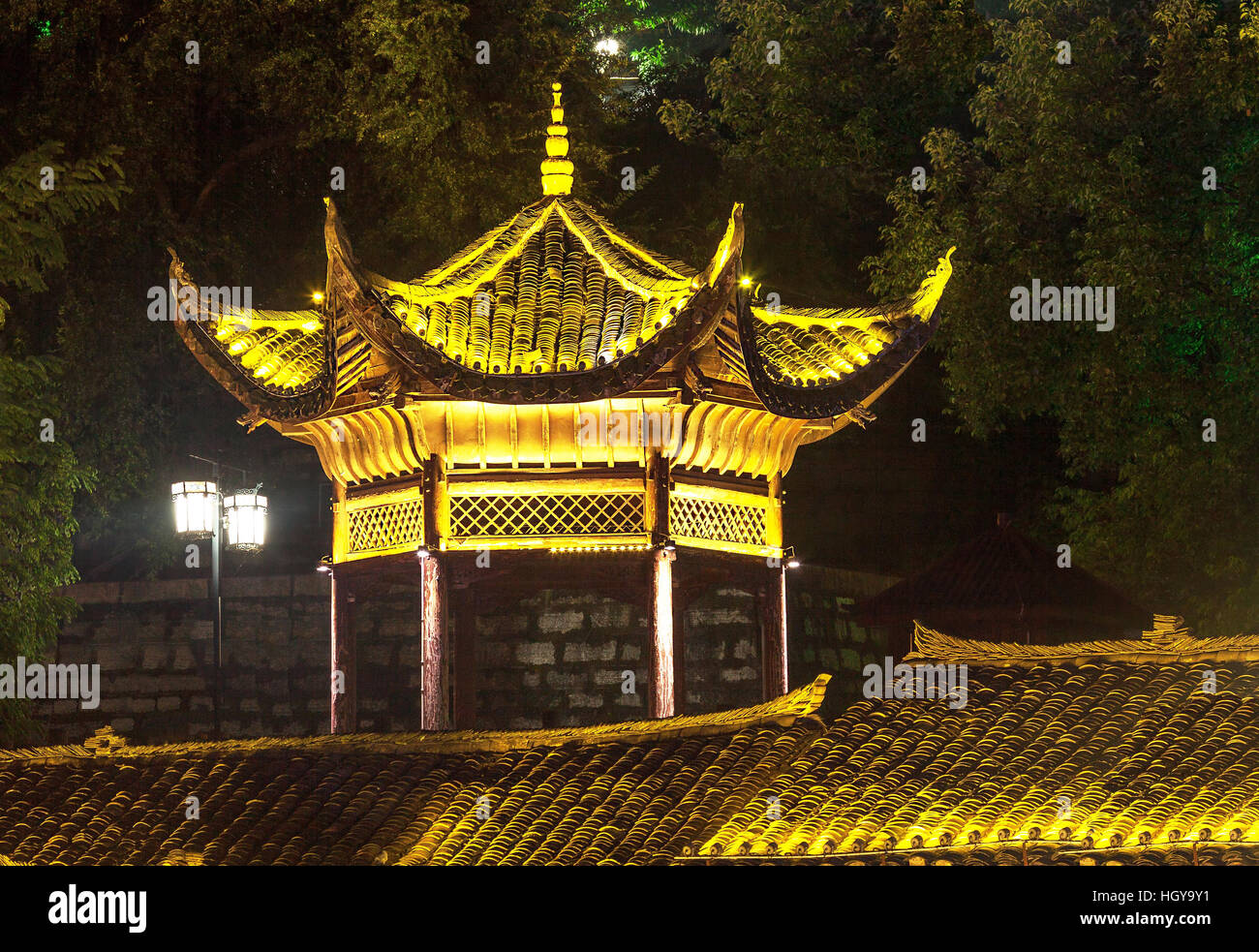 Chinese traditional pagoda style roof building hi-res stock photography ...