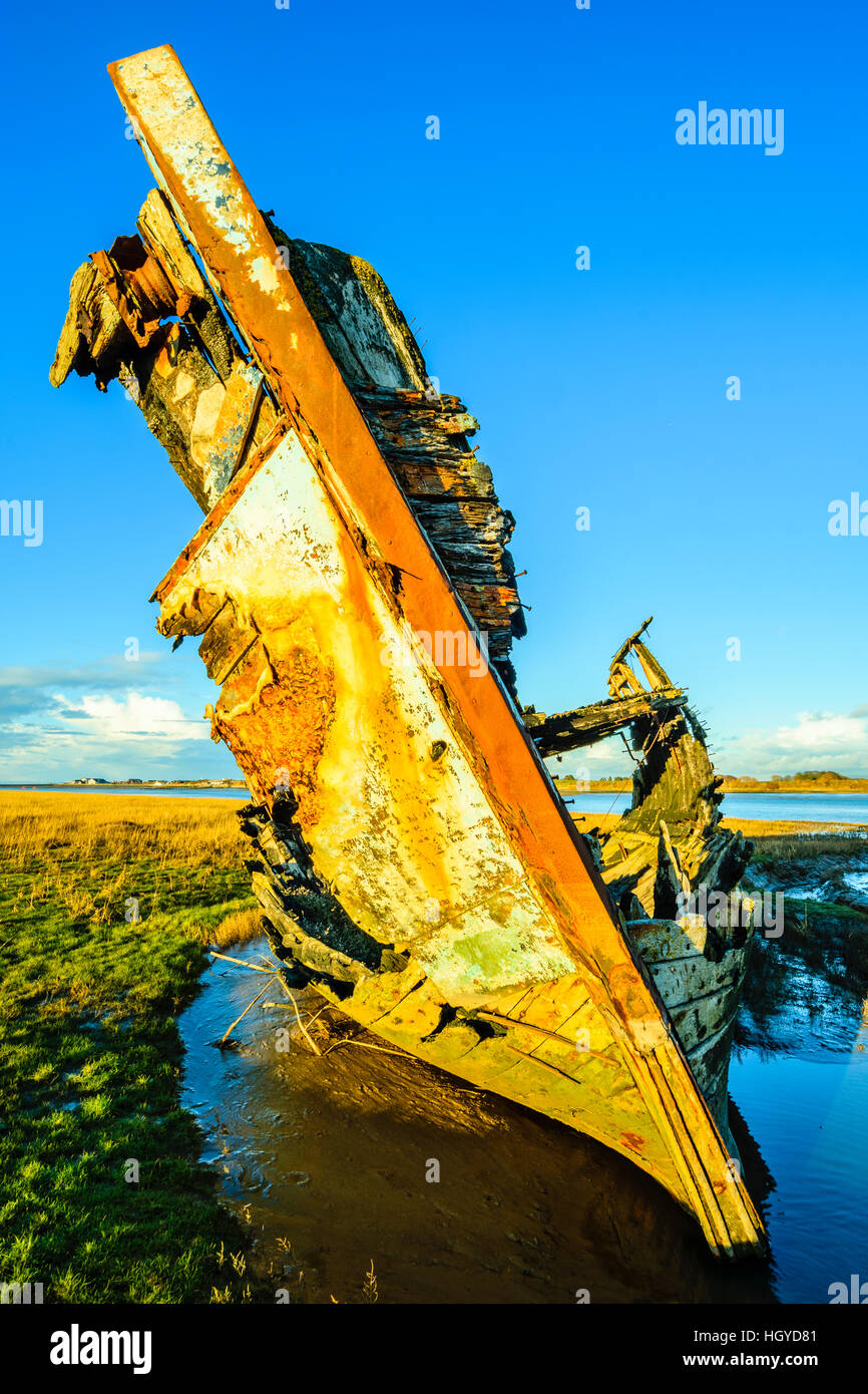 Derelict boat hi-res stock photography and images - Alamy