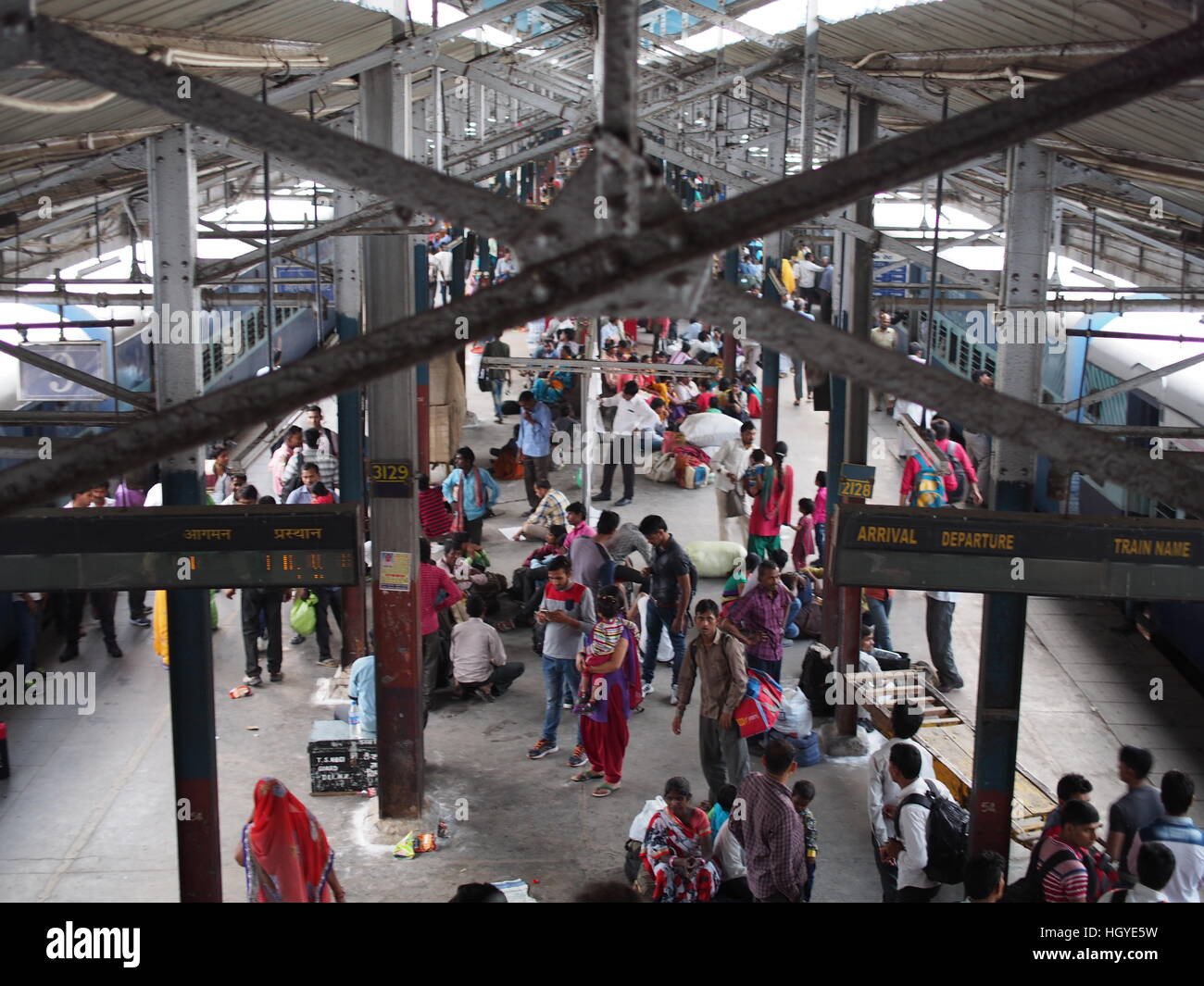 Indian train station platform filling up Stock Photo - Alamy