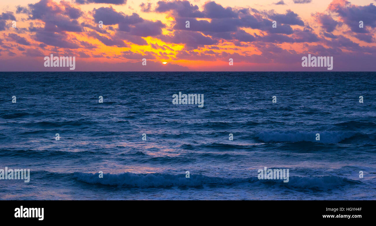 Violet sunset sky hi-res stock photography and images - Alamy