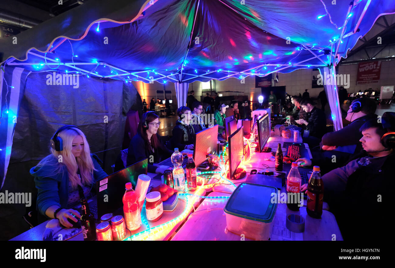 Gamers lan hi-res stock photography and images - Alamy