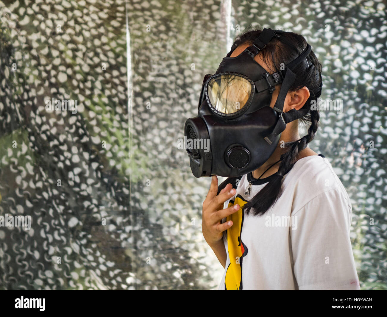 Bangkok, Thailand. 14th Jan, 2017. A Thai child tries a gas mask in a ...