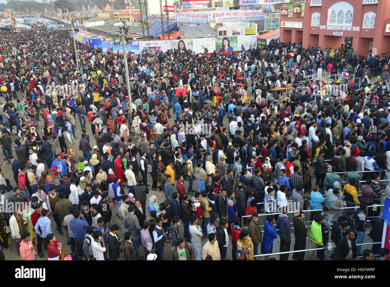 Dhaka, Bangladesh. 13th Jan, 2017. Hundreds of visitors gather in Dhaka ...