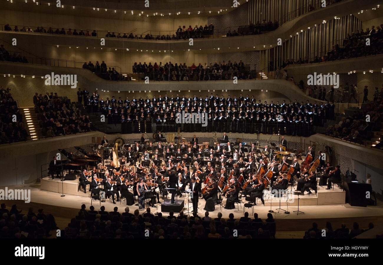 Hamburg, Germany. 13th Jan, 2017. The chorus of the Hamburg State Opera ...