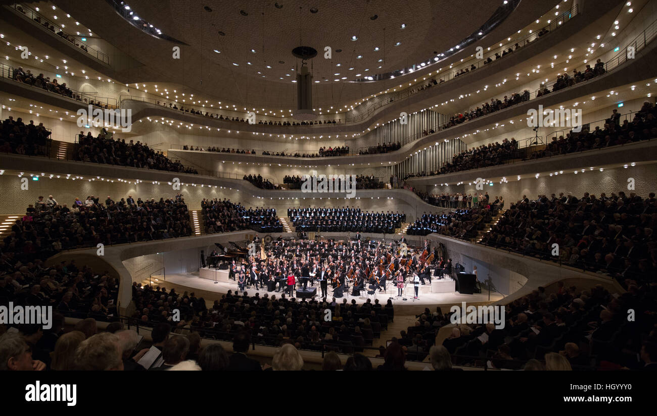 Hamburg, Germany. 13th Jan, 2017. The chorus of the Hamburg State Opera ...