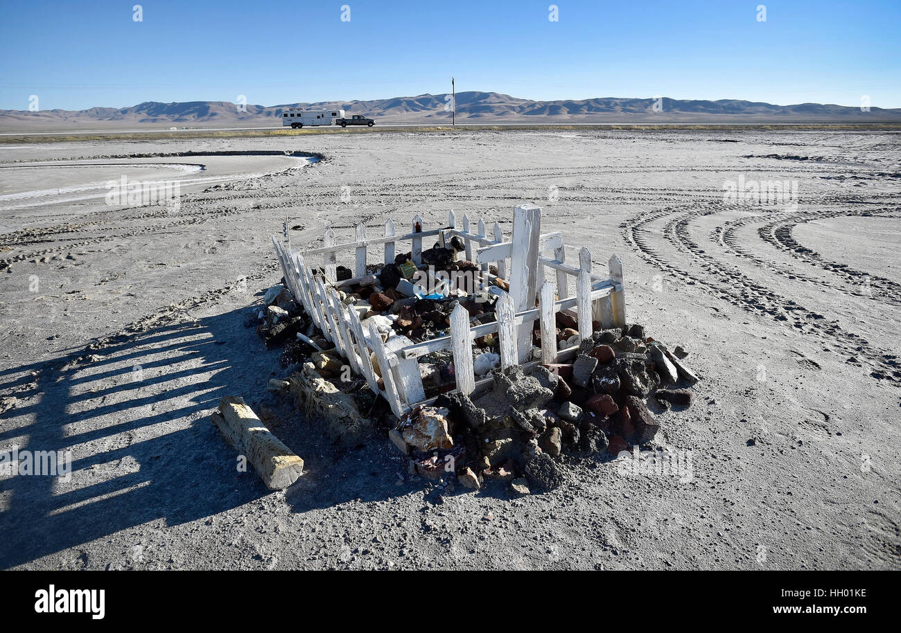 Fallon, Nevada, USA. 13th July, 2016. A mysterious grave is seen in the ...
