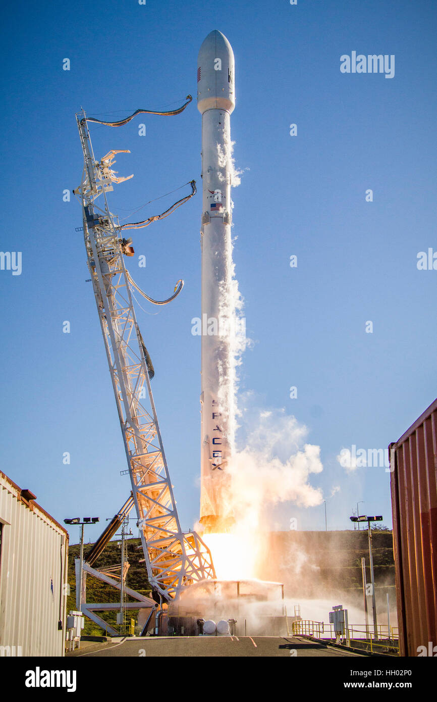 Los Angeles, USA. 15th Jan, 2017. SpaceX Falcon 9 lifts off from Space ...