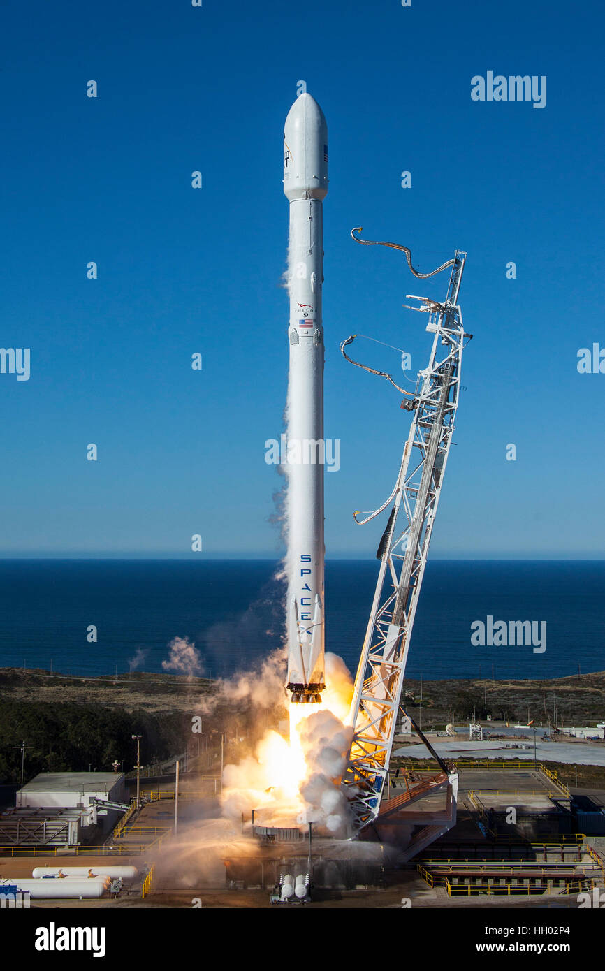 Los Angeles, USA. 15th Jan, 2017. SpaceX Falcon 9 lifts off from Space ...