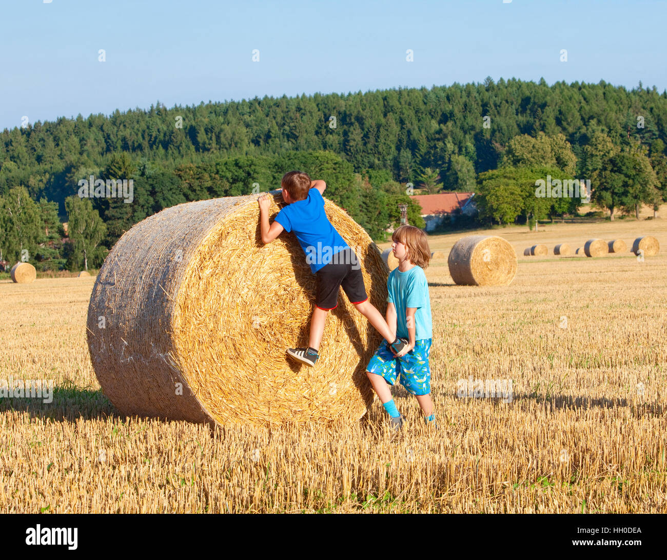 Children helping each other hi-res stock photography and images - Alamy