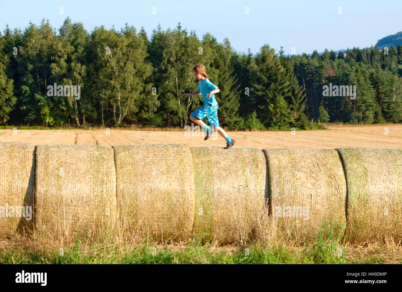 Child running fun hi-res stock photography and images - Alamy