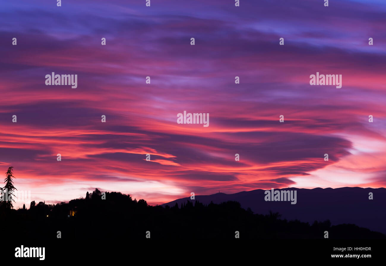 Sunset cloud mountain red gold hi-res stock photography and images - Alamy