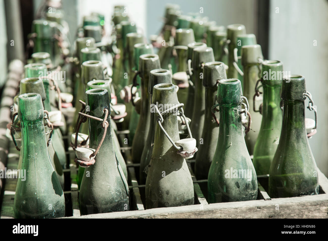 Empty beer bottles in case hi-res stock photography and images - Alamy