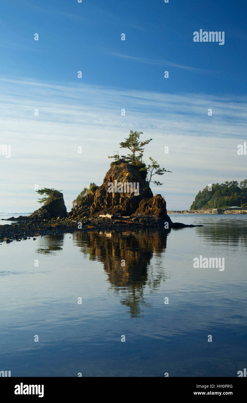 Schooner Rocks, Pacific Coast Scenic Byway, Siletz Bay Park, Lincoln ...