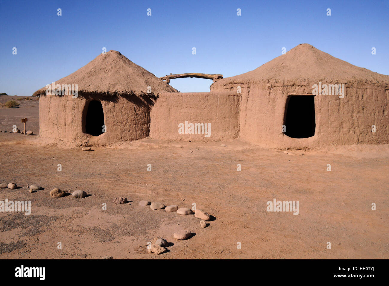 Mud huts hi-res stock photography and images - Alamy